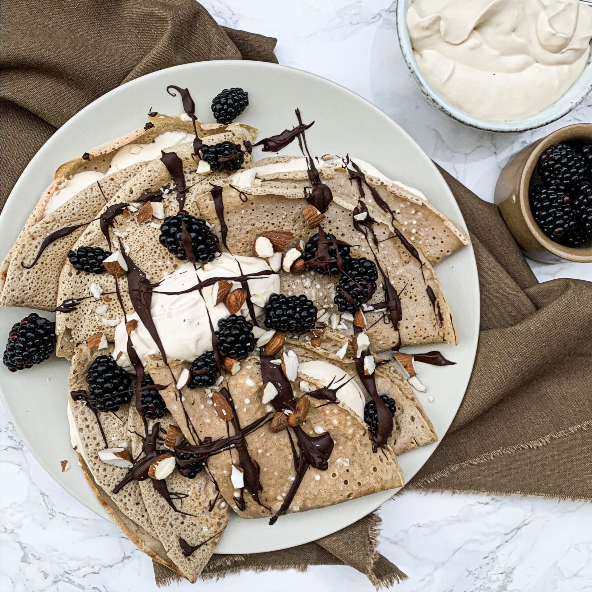 Boghvede crêpes med moccacreme og brombær - MADGLIMT.DK