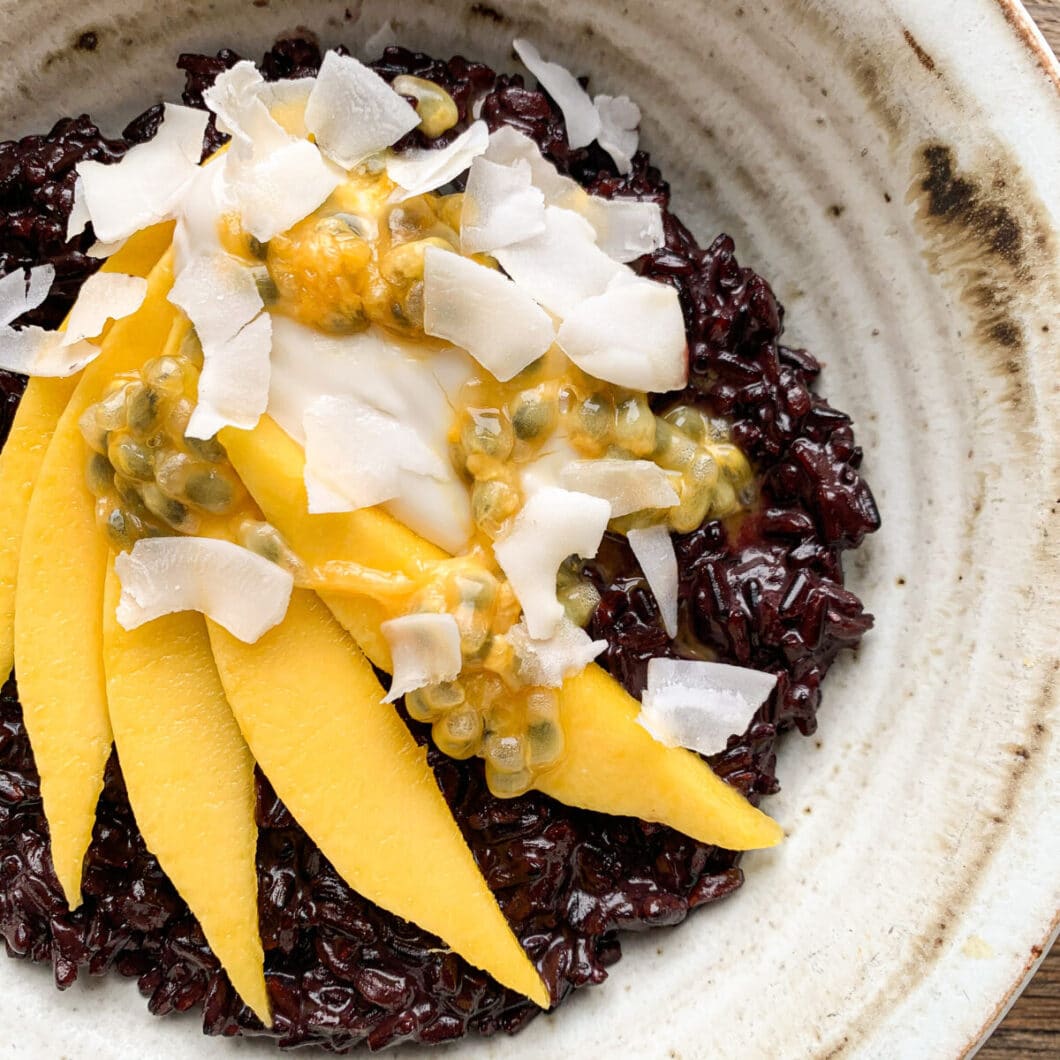 Sort risgrød med mango og kokos - Vegansk morgenmad! - Madglimt